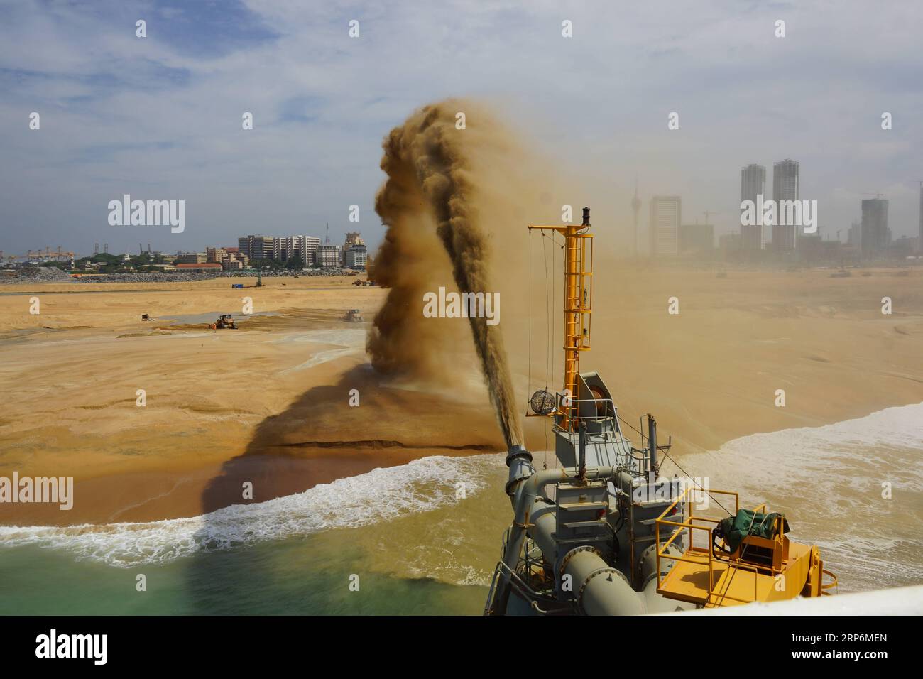 (190116) -- COLOMBO, Jan. 16, 2019 (Xinhua) -- The dredger Wan Qing Sha ...