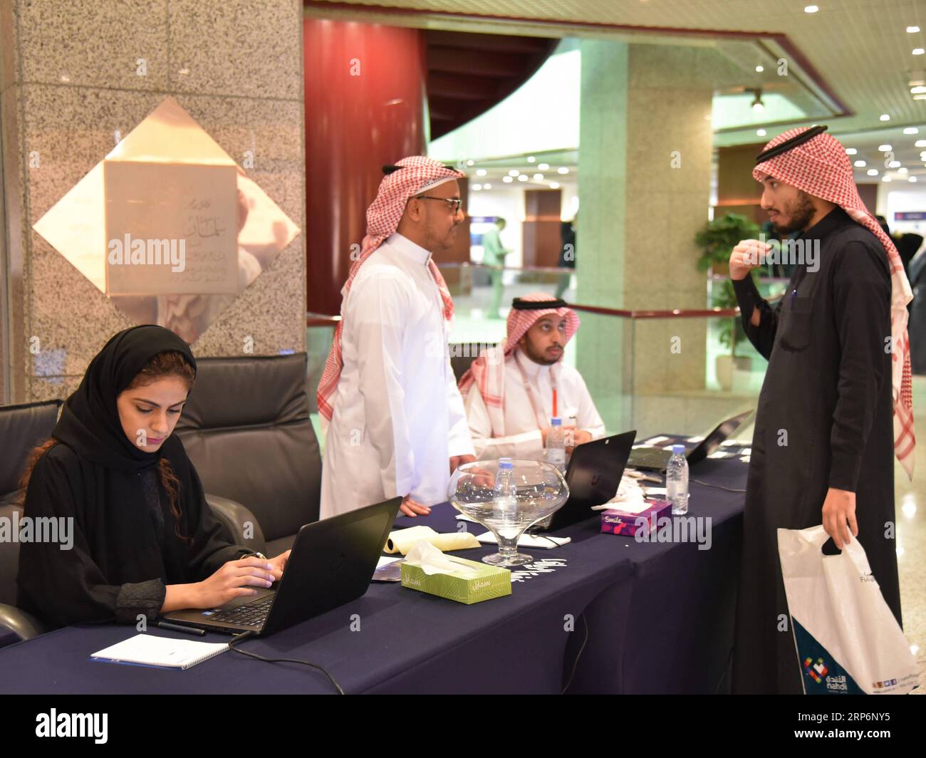 (190117) -- RIYADH, Jan. 17, 2019 -- A Saudi student registers for an ...
