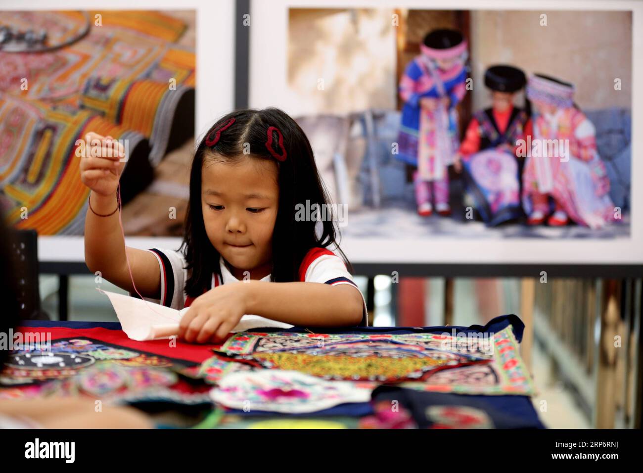 (190119) -- YANGON, Jan. 19, 2019 -- A child makes traditional ...
