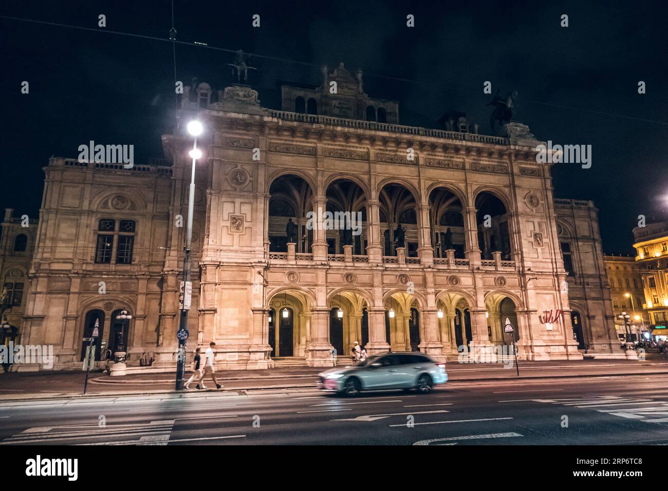 Image of the Vienna Opera at night Stock Photo - Alamy