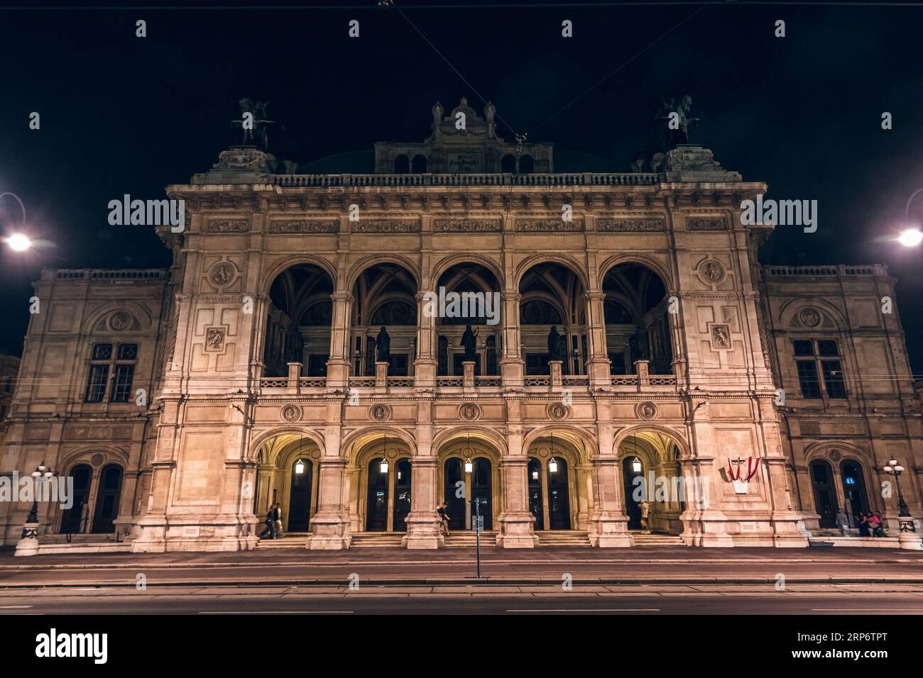 Image of the Vienna Opera at night Stock Photo - Alamy