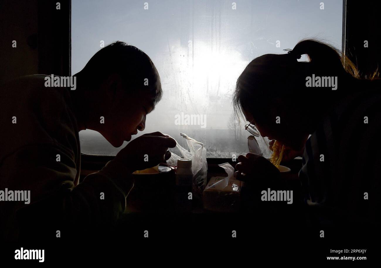 (190122) -- BEIJING, Jan. 22, 2019 (Xinhua) -- Two passengers eat ...