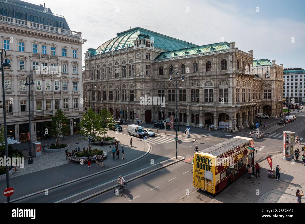 Image of the Vienna Opera during the day Stock Photo - Alamy