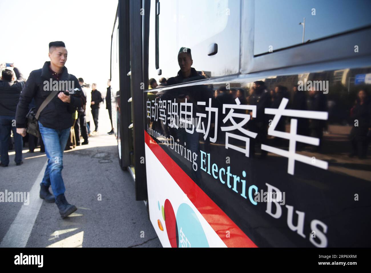(190122) -- JINAN, Jan. 22, 2019 (Xinhua) -- A passenger takes an ...