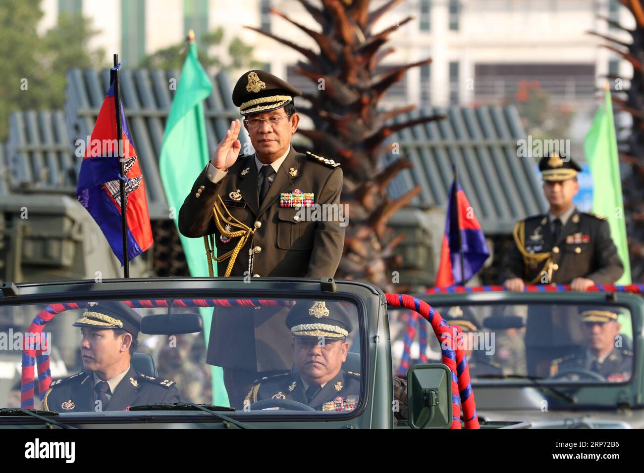 (190125) -- PHNOM PENH, Jan. 25, 2019 -- Cambodian Prime Minister Samdech Techo Hun Sen inspects ...