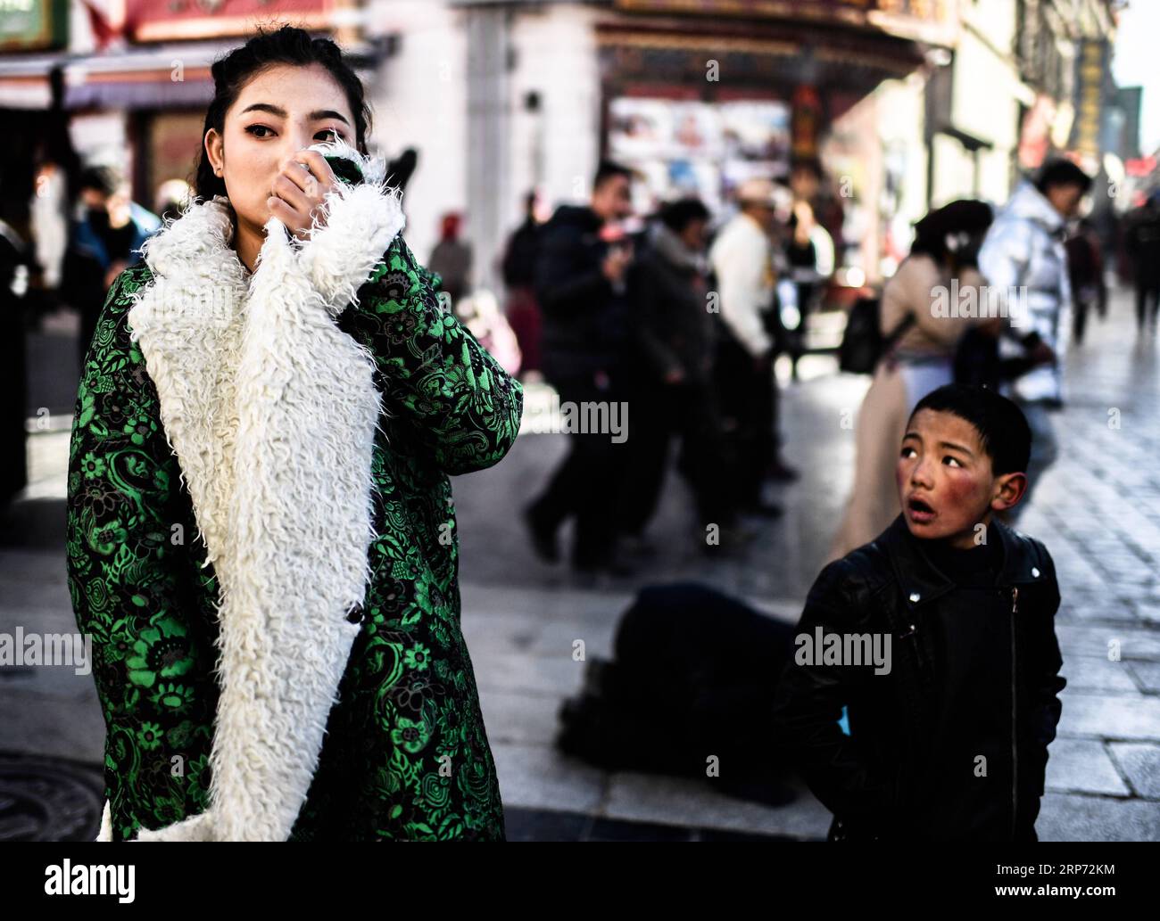 (190125) -- LHASA, Jan. 25, 2019 (Xinhua) -- A model presents the ...
