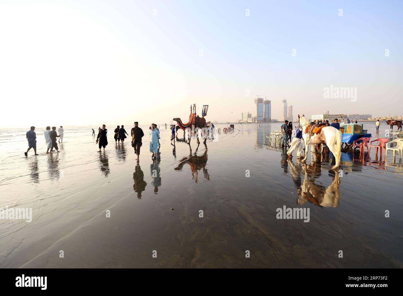 (190126) -- KARACHI, Jan. 26, 2019 -- People visit Clifton beach in ...