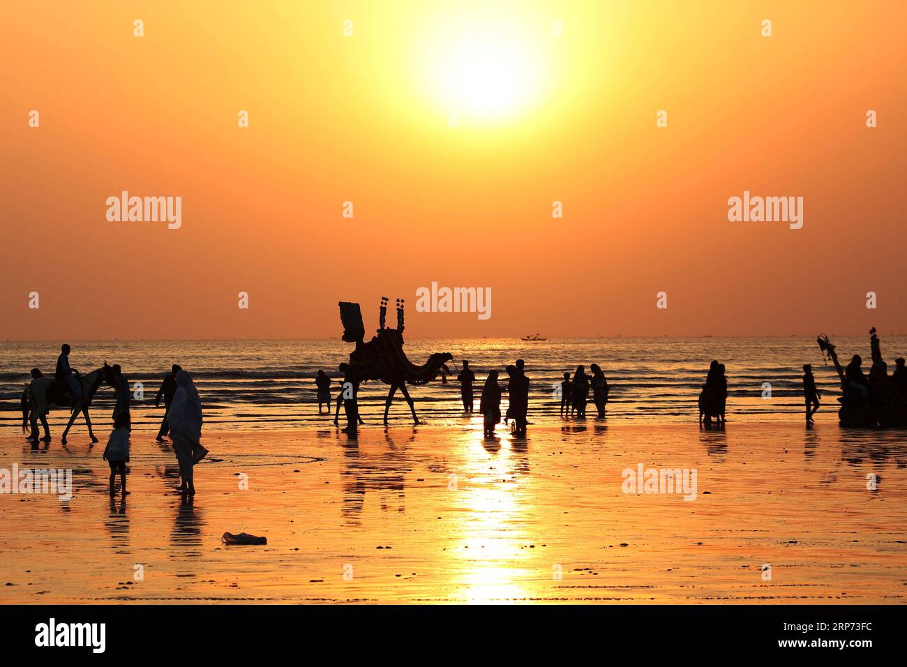 Pakistan daily life in karachi hi-res stock photography and images - Alamy