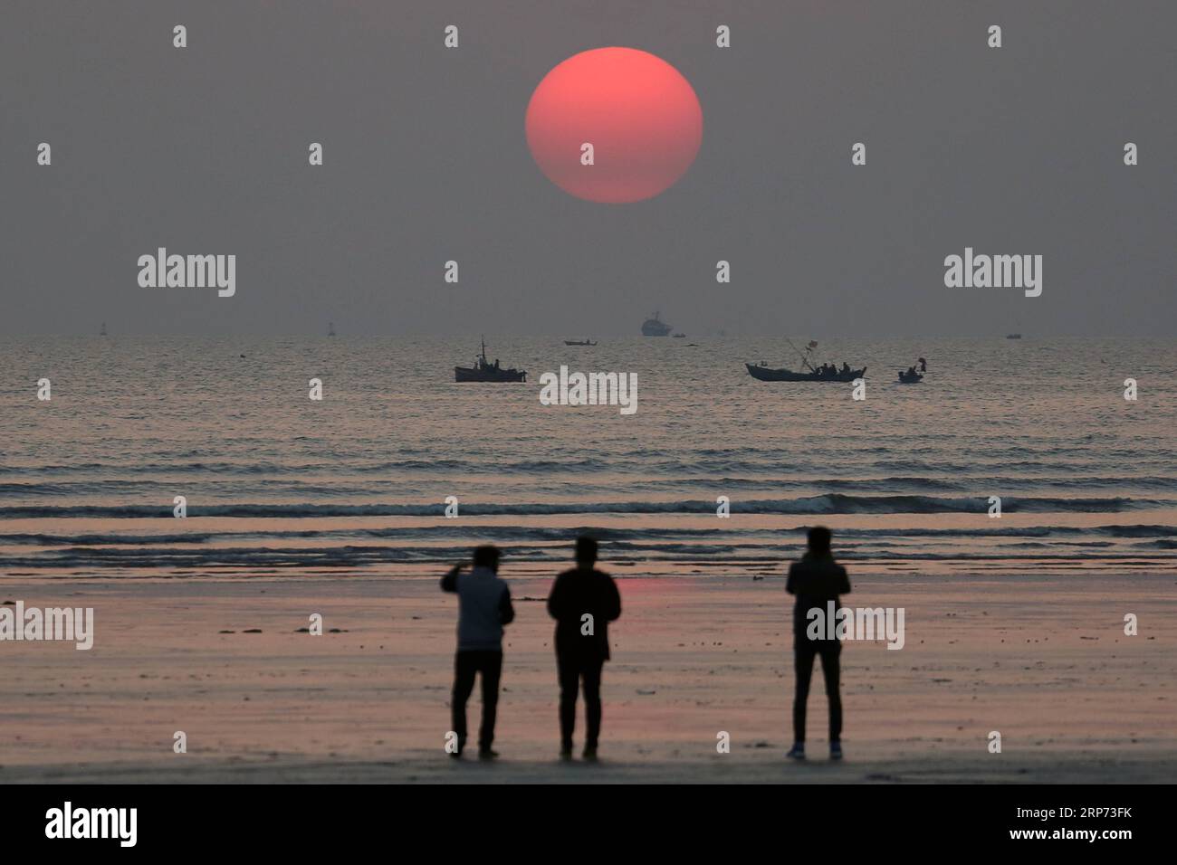 (190126) -- KARACHI, Jan. 26, 2019 -- People enjoy sunset view at ...