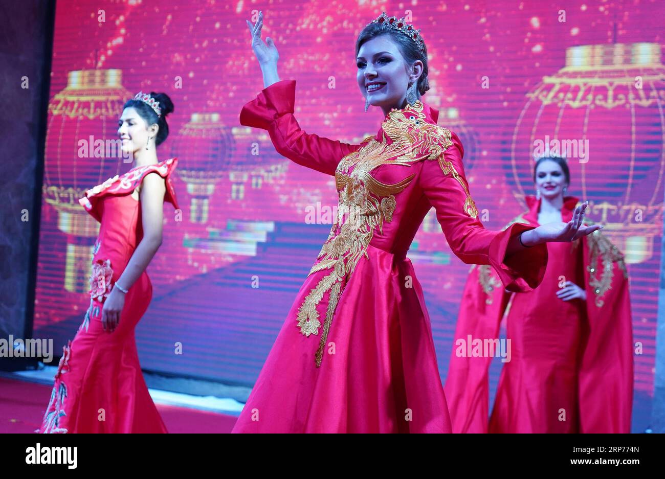 (190130) -- NANJING, Jan. 30, 2019 (Xinhua) -- Contestants attend the ...