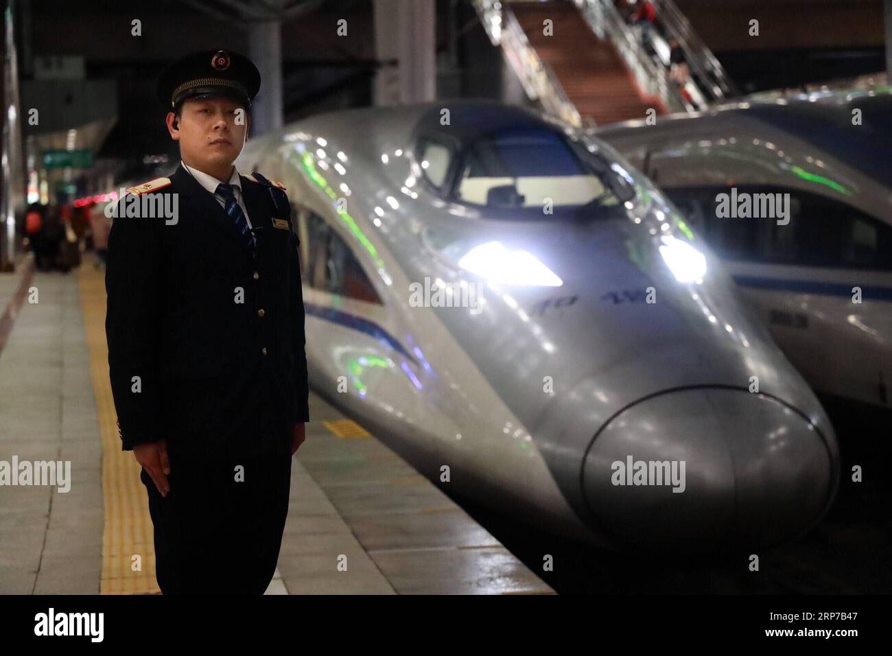 (190202) -- BEIHAI, Feb. 2, 2019 (Xinhua) -- Train conductor Yin Li ...