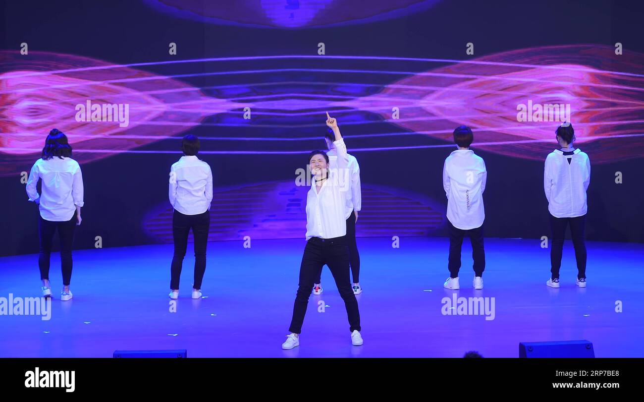 Ttischtennisplayer hi-res stock photography and images - Alamy