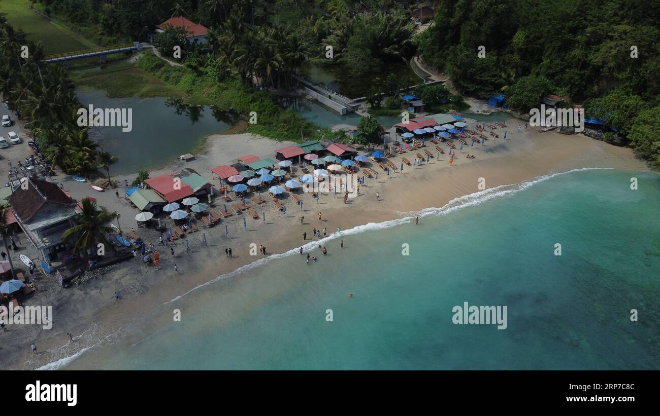 beach goers enjoying the sun Stock Photo - Alamy