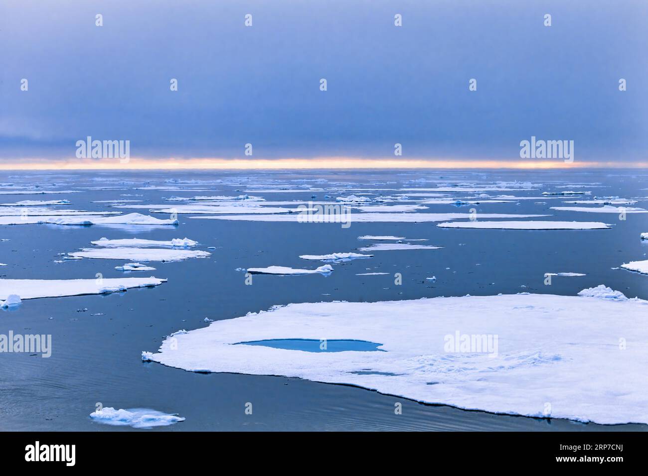 Mountain range svalbard norway hi-res stock photography and images - Alamy