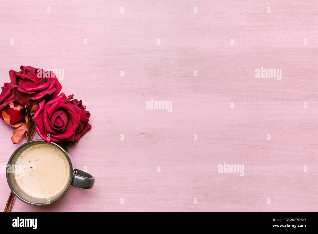 Coffee cup with red roses table Stock Photo - Alamy