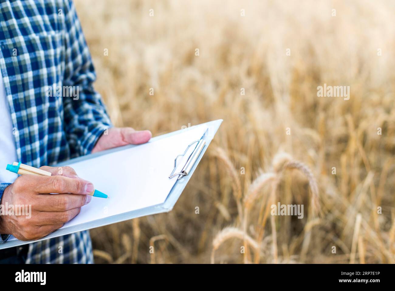 Man taking notes clipboard Stock Photo - Alamy
