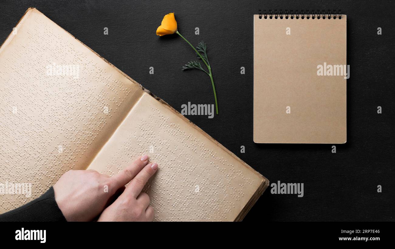 Fingers reading book Stock Photo - Alamy