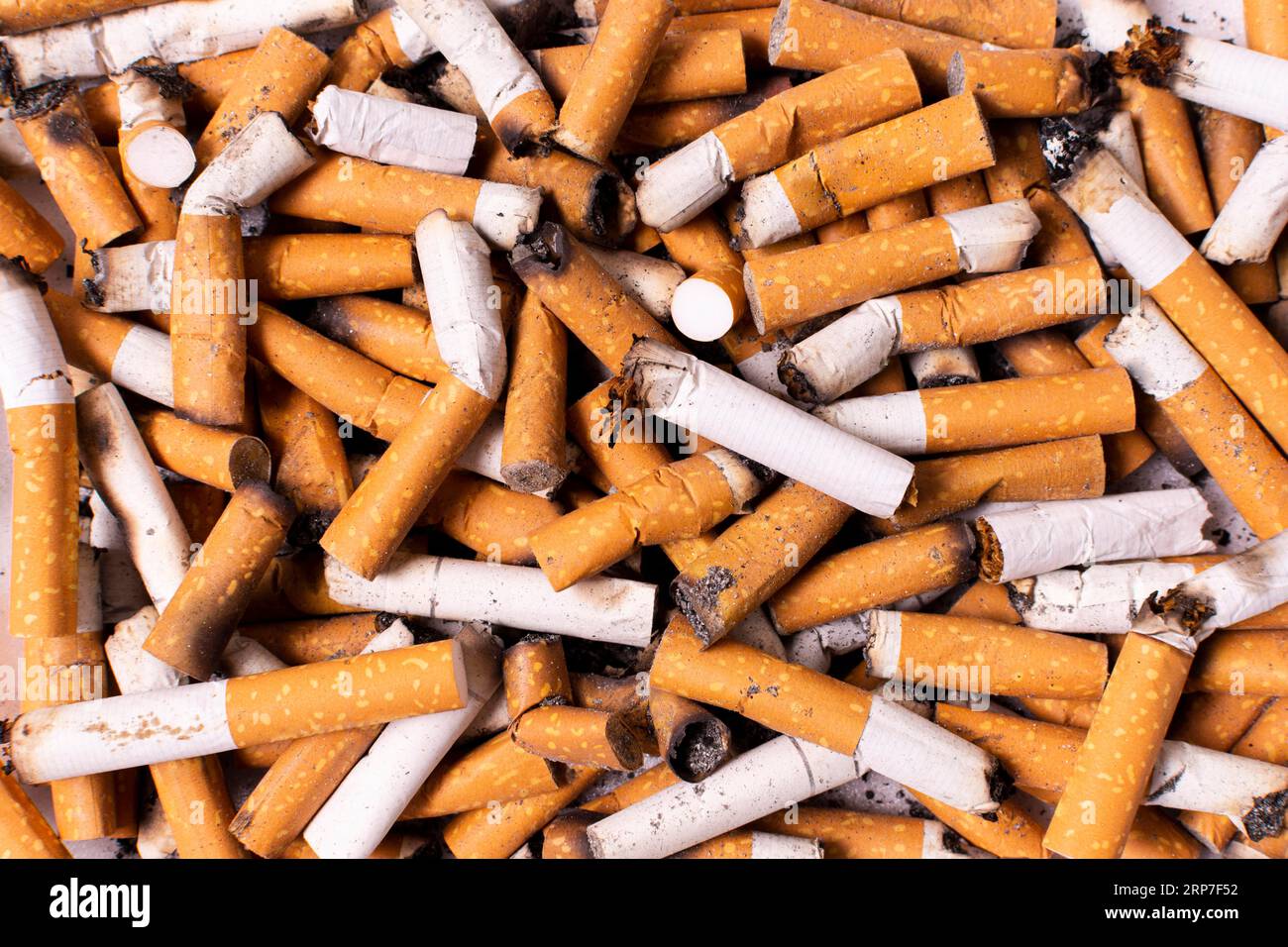 Broken cigarettes arrangement Stock Photo - Alamy