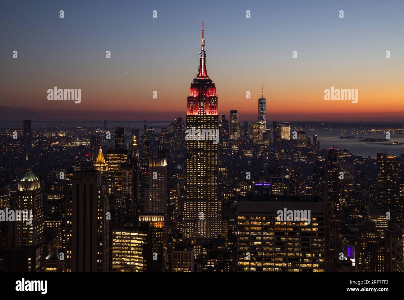 Red lights on top of the empire state building hi-res stock photography ...