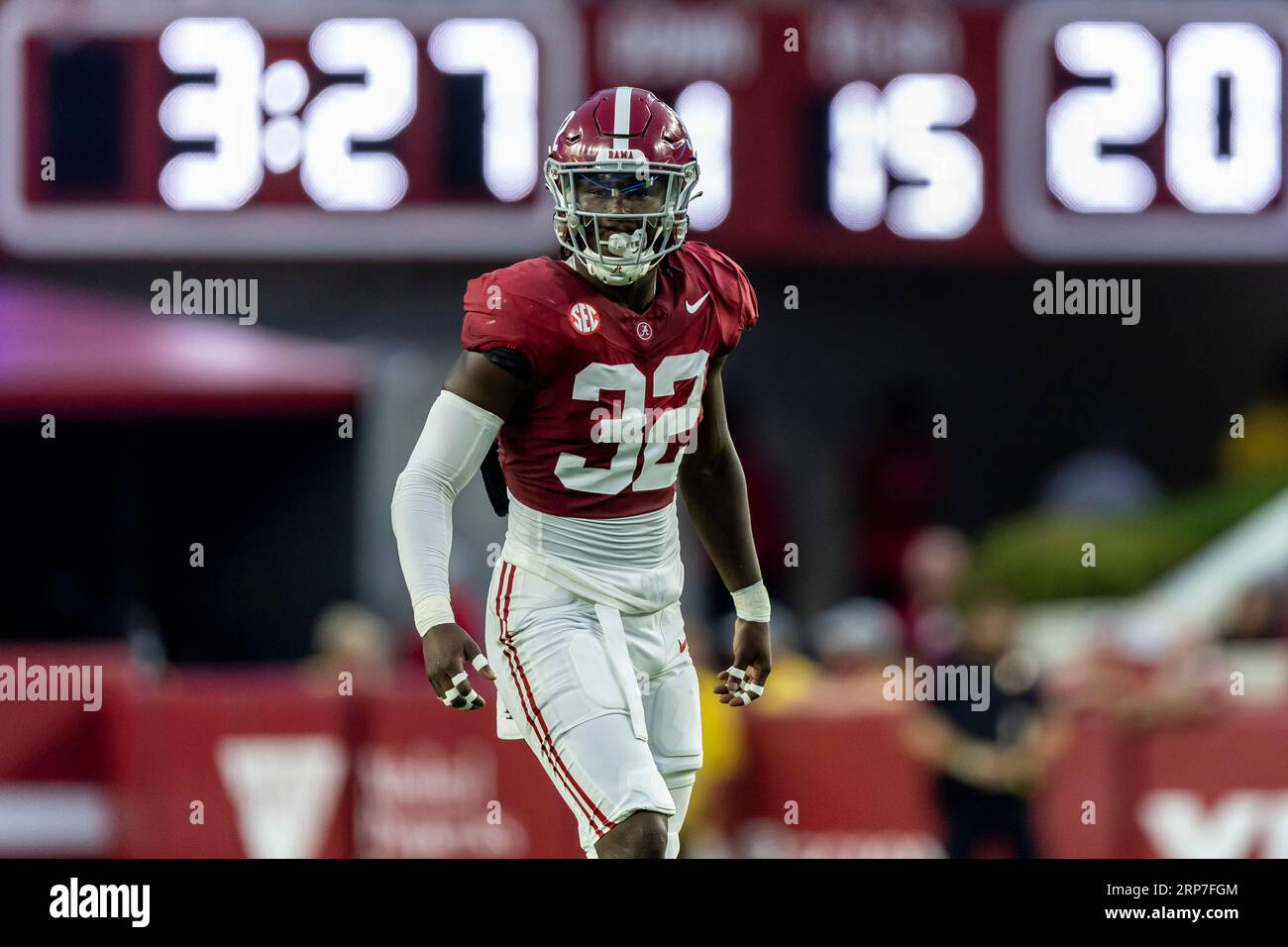 Alabama linebacker Deontae Lawson (32) sets up for a play against ...
