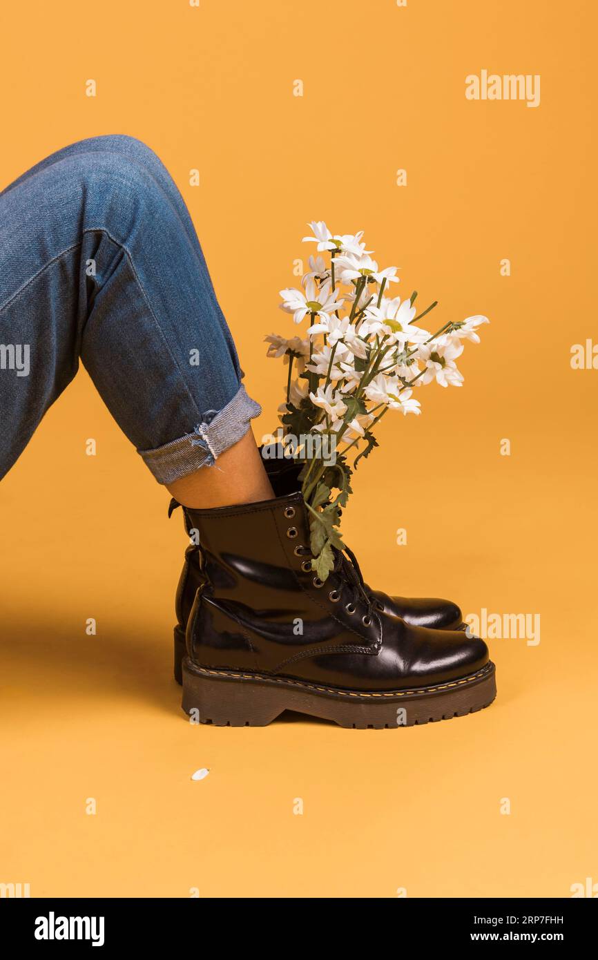 Female legs boots hi-res stock photography and images - Alamy