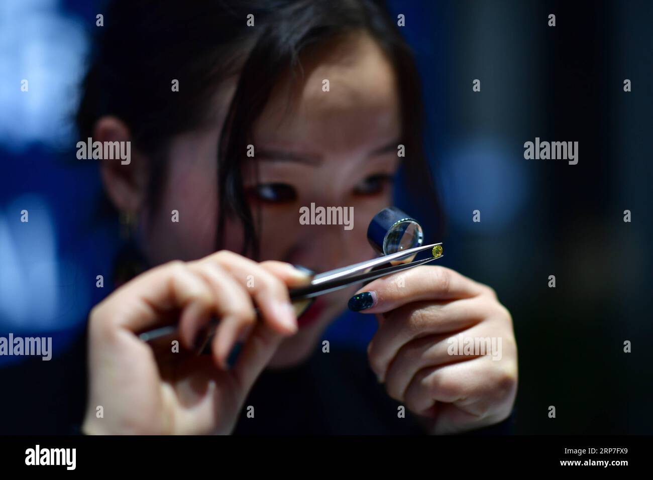 (190206) -- BEIJING, Feb. 6, 2019 (Xinhua) -- A worker checks a man ...
