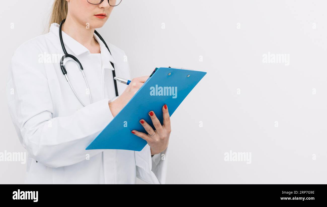 Doctor clipboard consulting patient hi-res stock photography and images ...