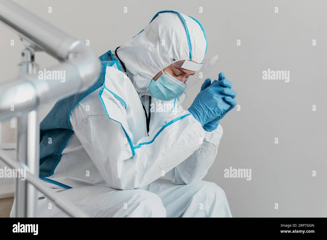 Doctor wearing virus prevention equipment Stock Photo - Alamy