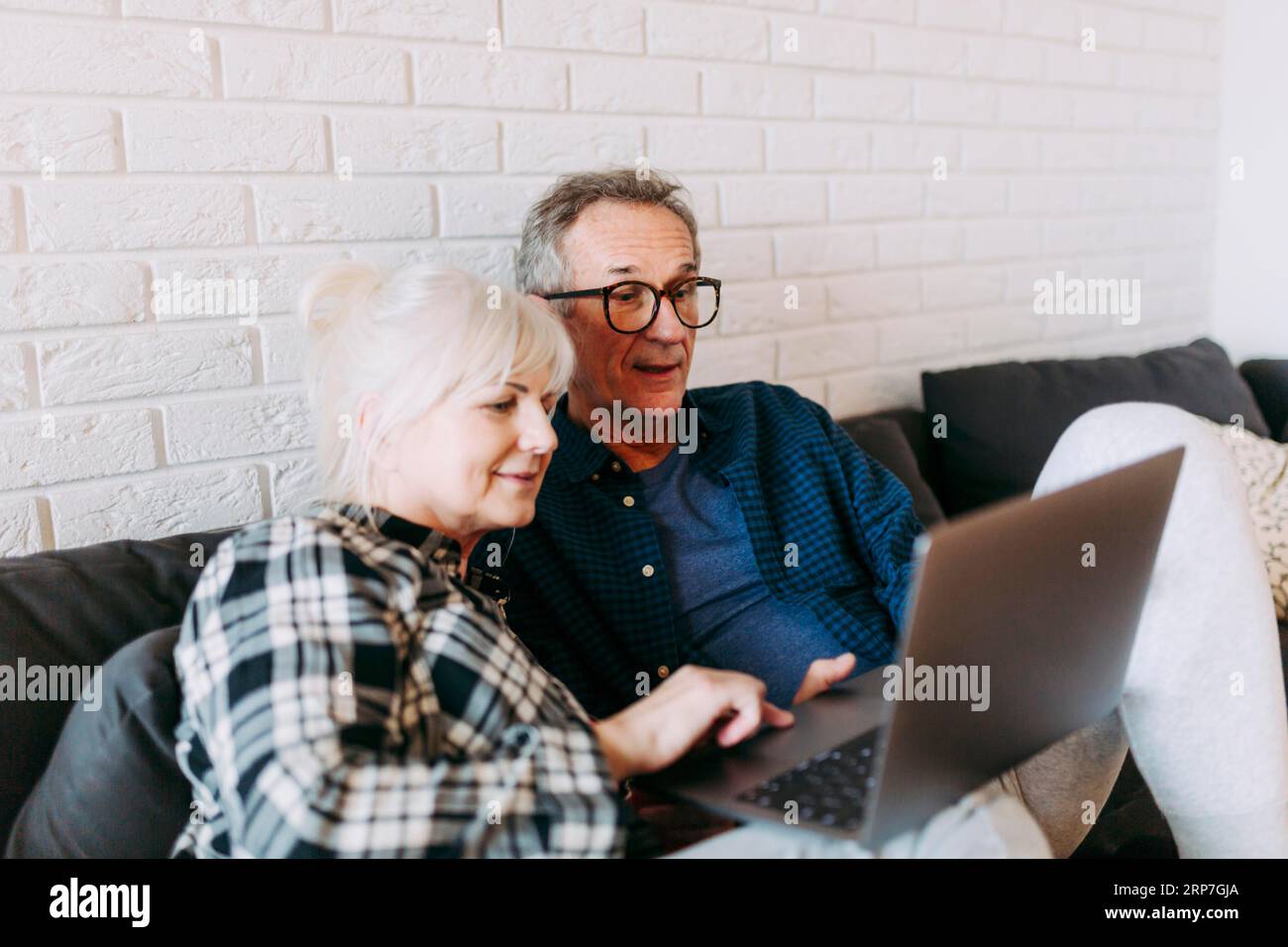 Laptop senior hi-res stock photography and images - Alamy