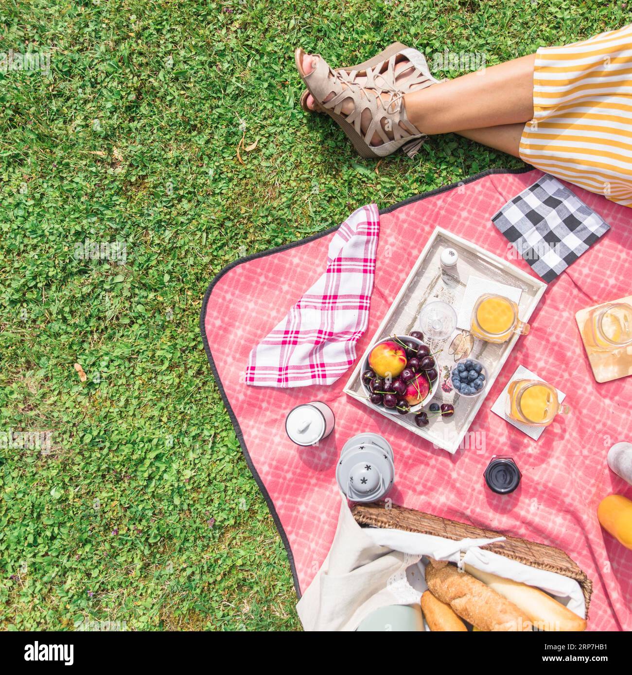 Picnic green grass hi-res stock photography and images - Alamy