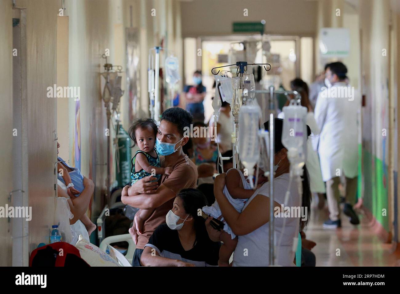 (190207) -- MANILA, Feb. 7, 2019 -- Children with measles are treated ...