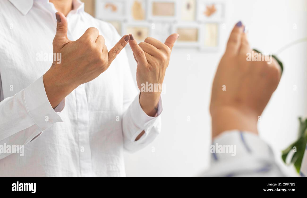 Group deaf people sign language hi-res stock photography and images - Alamy