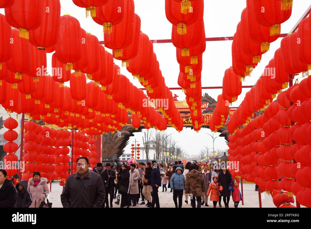 (190208) -- GAOMI, Feb. 8, 2019 (Xinhua) -- Tourists visit a temple ...