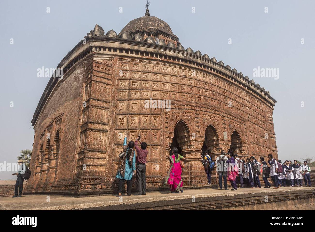 (190208) -- KOLKATA, Feb. 8, 2019 (Xinhua) -- People visit an ancient ...