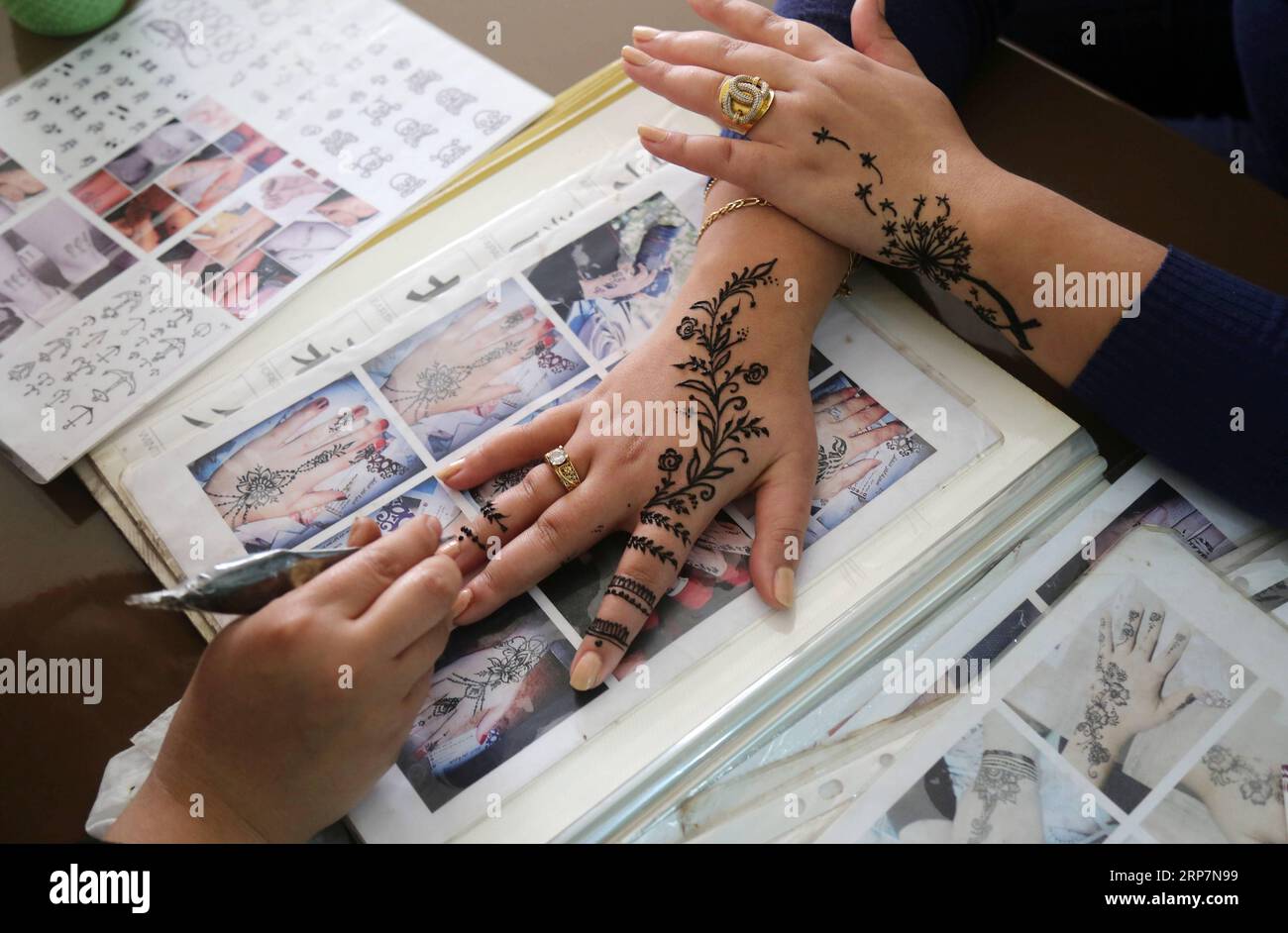 (190209) -- GAZA, Feb. 9, 2019 -- An artist applies henna to a ...