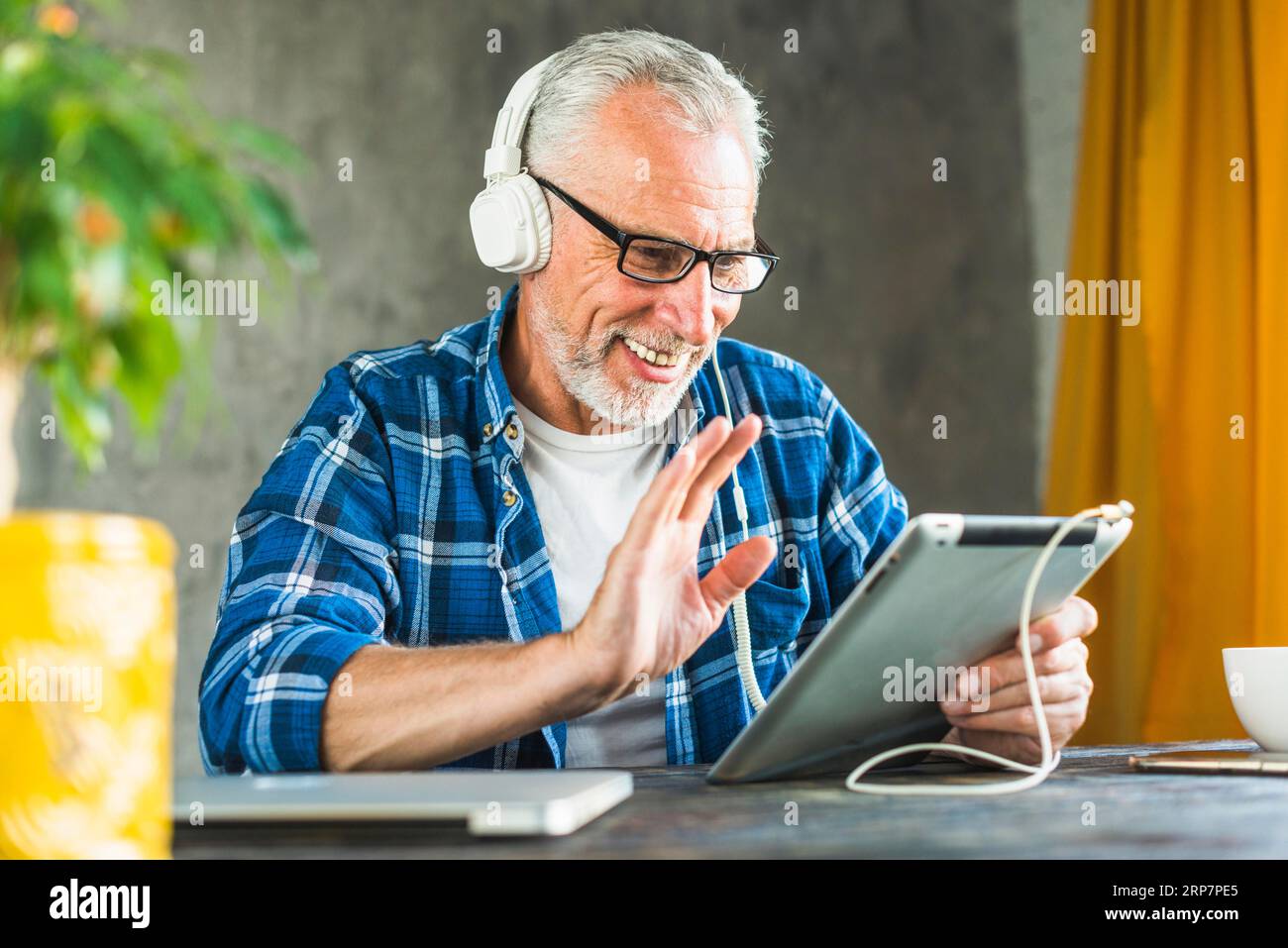 Man saying hello hi-res stock photography and images - Alamy