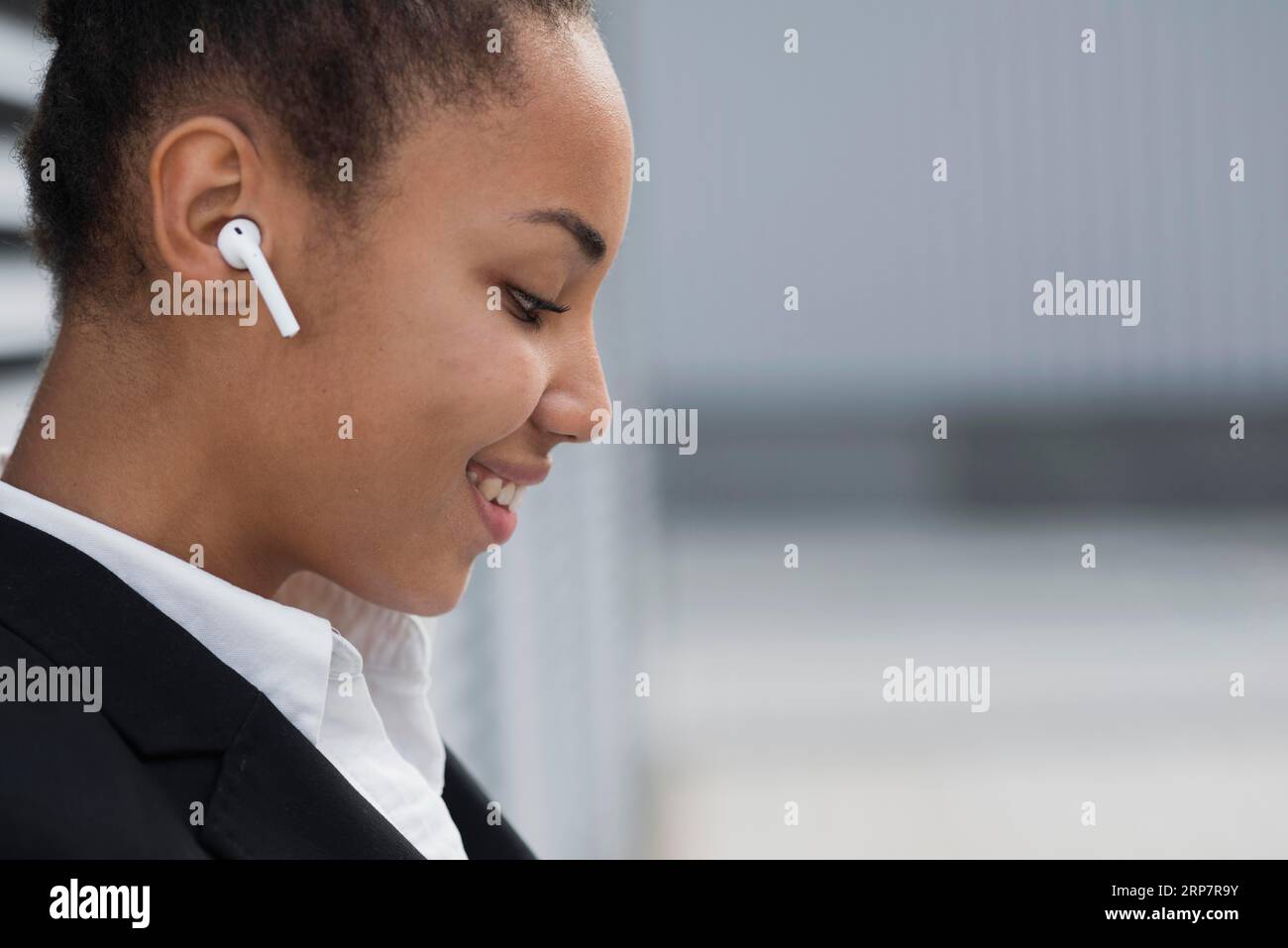Airpods female hi-res stock photography and images - Alamy