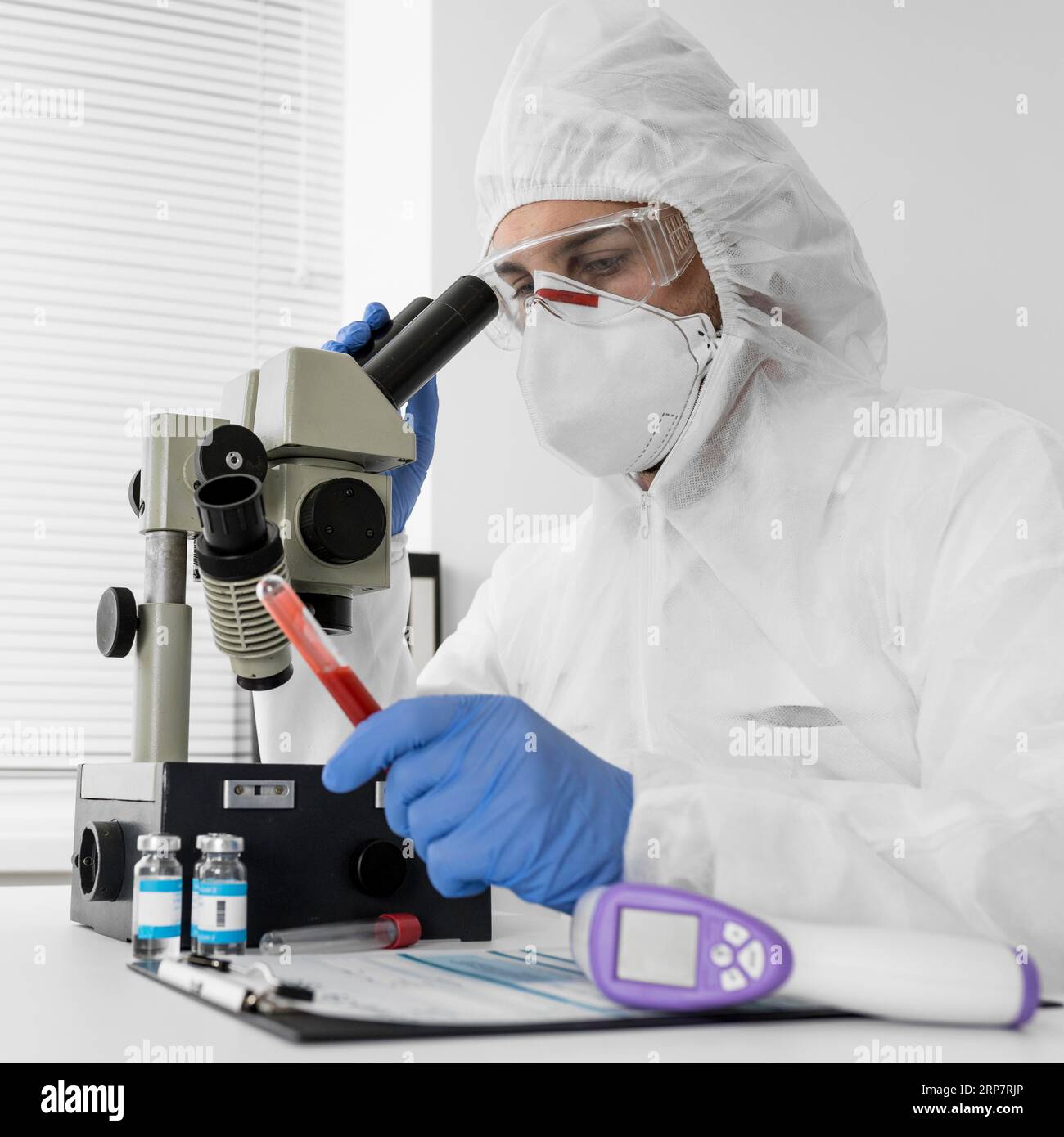 Doctor using microscope check hi-res stock photography and images - Alamy