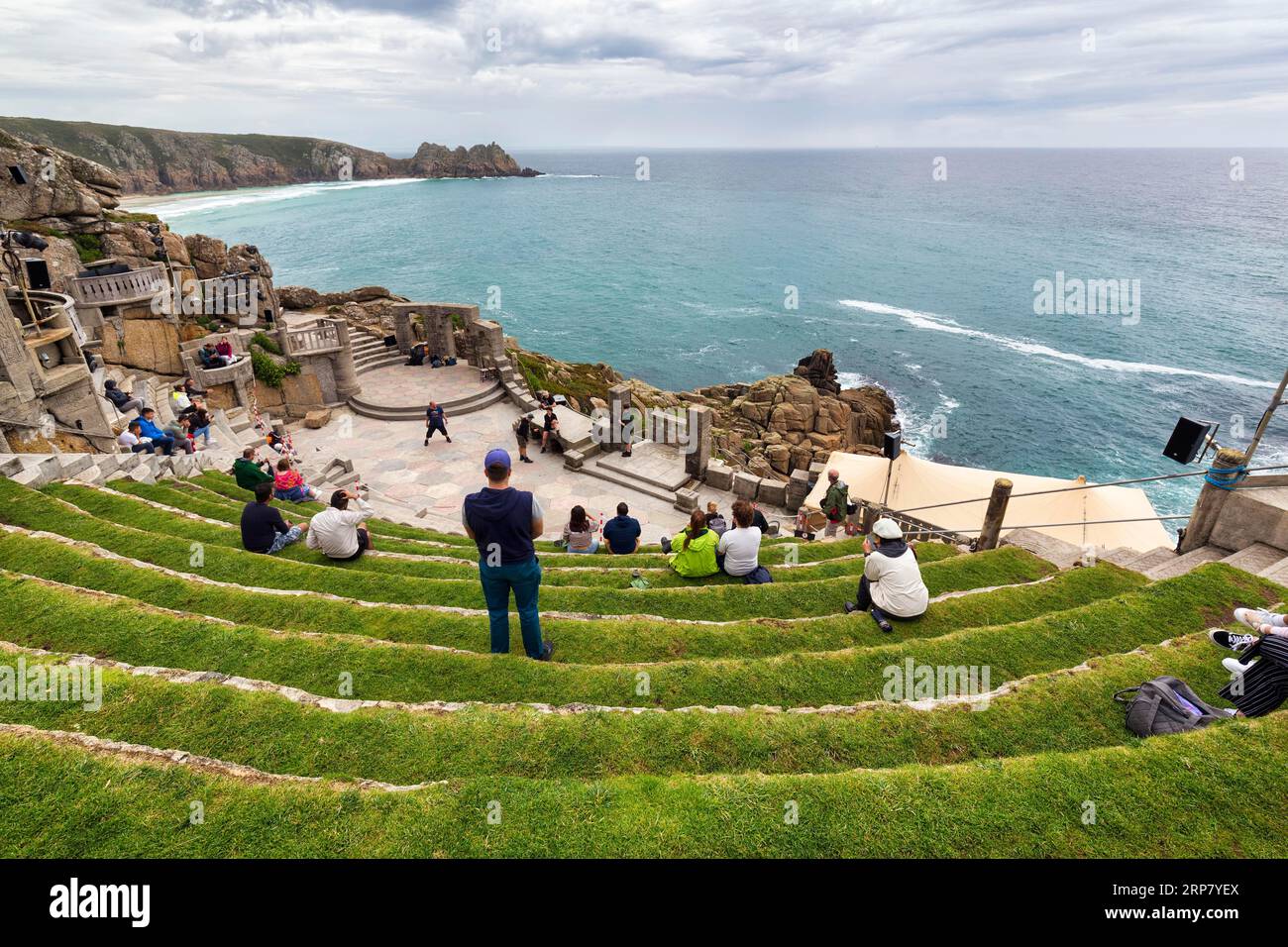 Open air theatre audience grass hi-res stock photography and images - Alamy