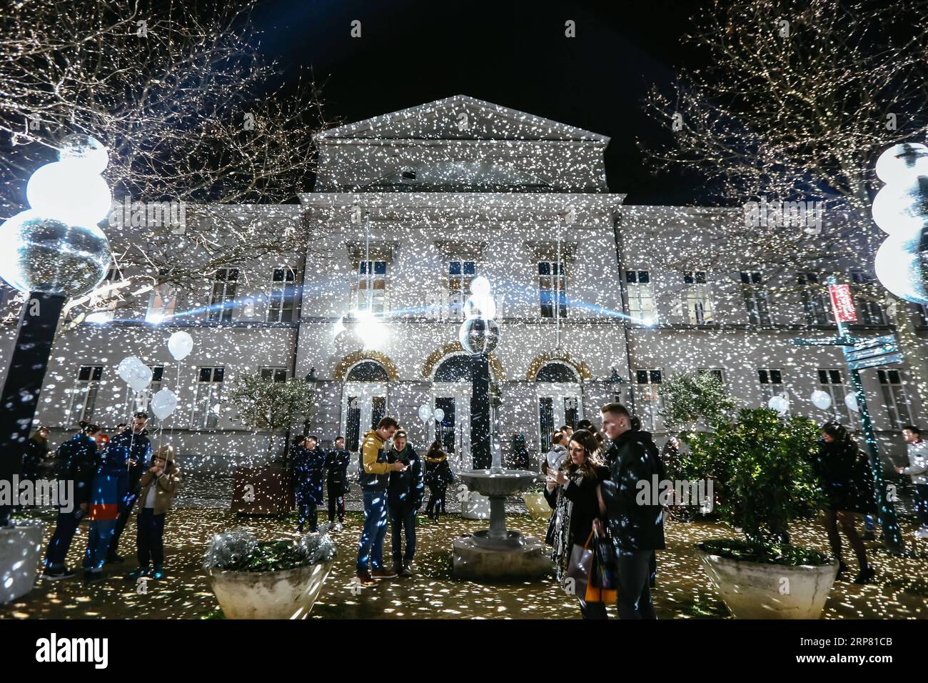 (190215) -- BRUSSELS, Feb. 15, 2019 (Xinhua) -- Visitors view an ...