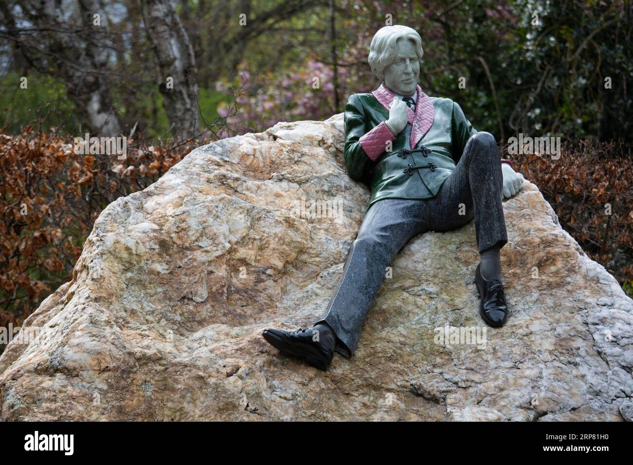 Sculptor Danny Osborne's statue of Irish playwright and poet Oscar ...