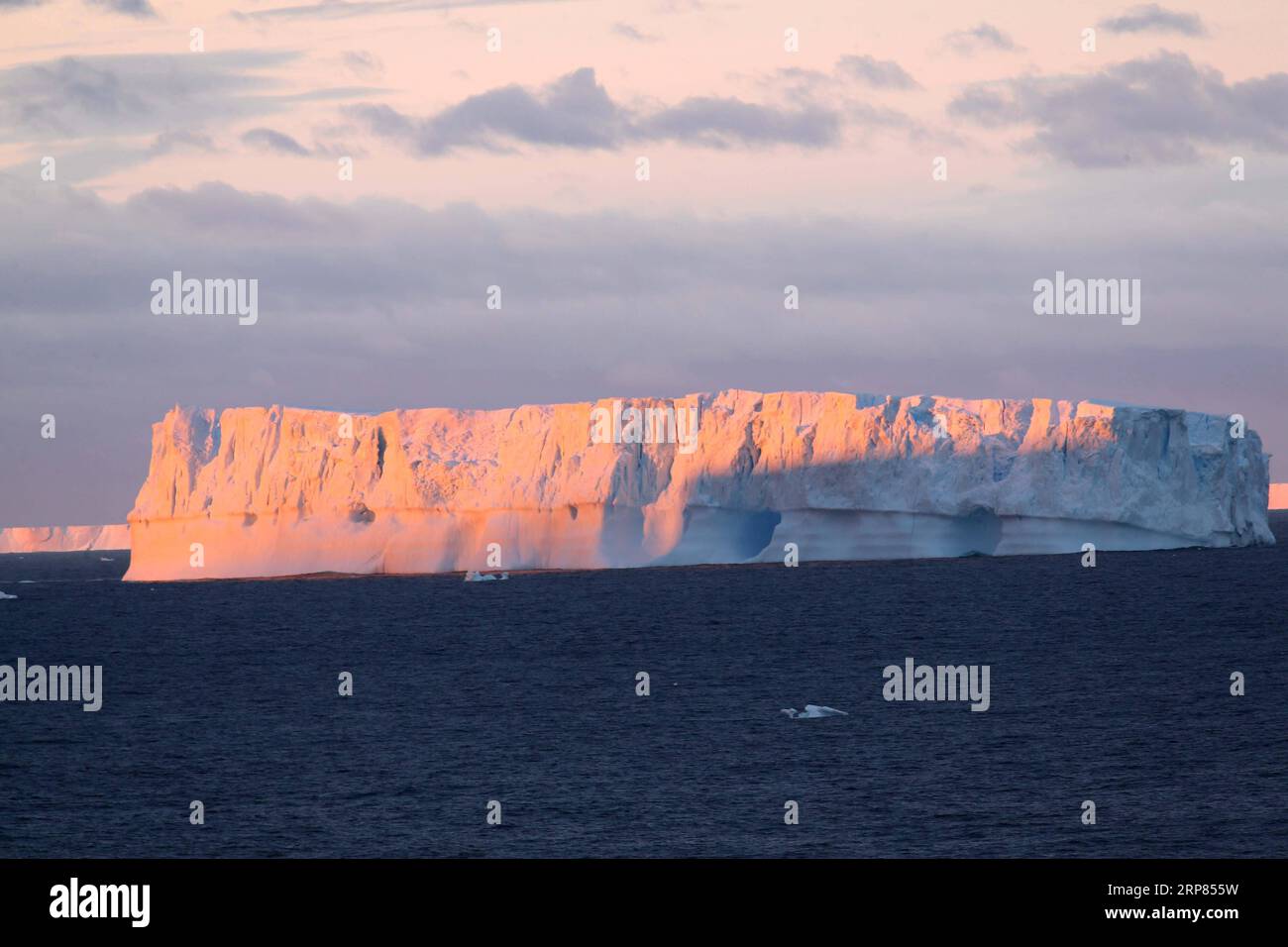 Antarctica chinese research base hi-res stock photography and images ...