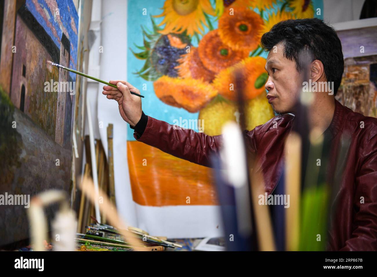 Dafen oil painting village hi-res stock photography and images - Alamy