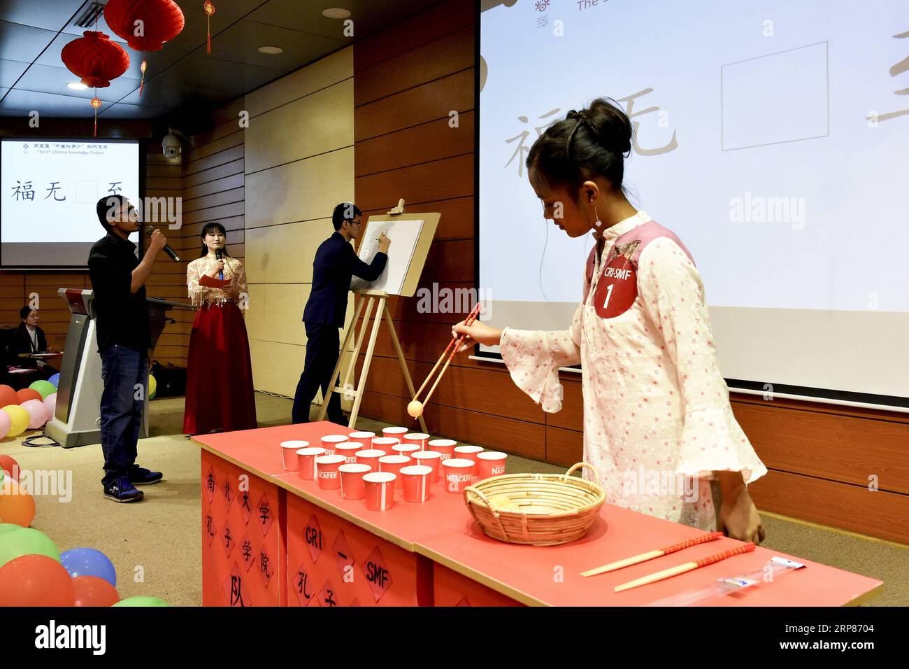 (190220) -- DHAKA, Feb. 20, 2019 -- A student challenges chopsticks ...