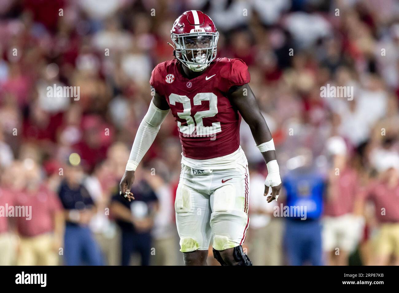 Alabama linebacker Deontae Lawson (32) gets set against Middle ...