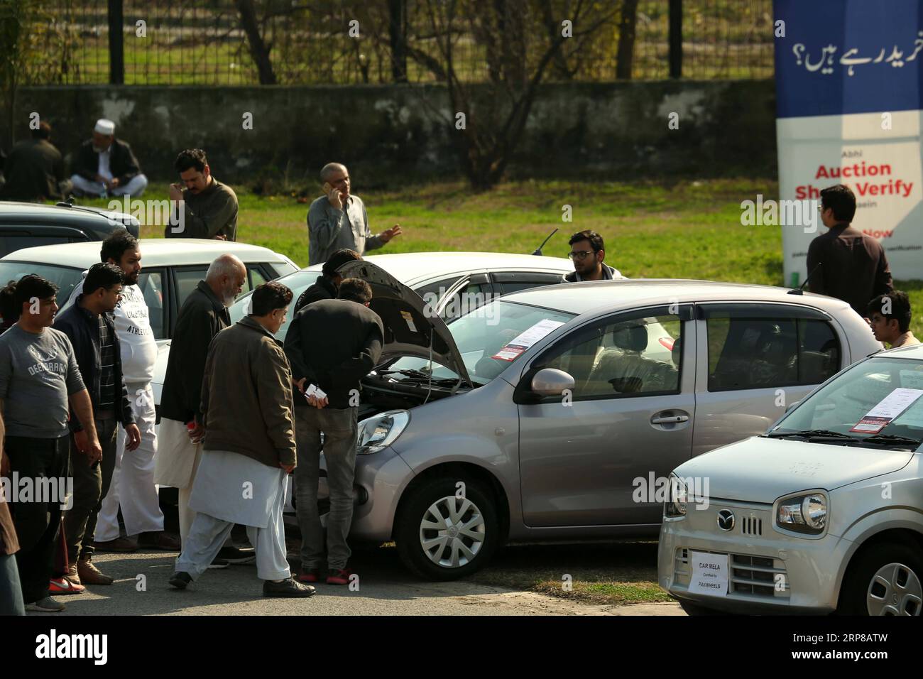 (190225) -- ISLAMABAD, Feb. 25, 2019 -- People check a used vehicle ...