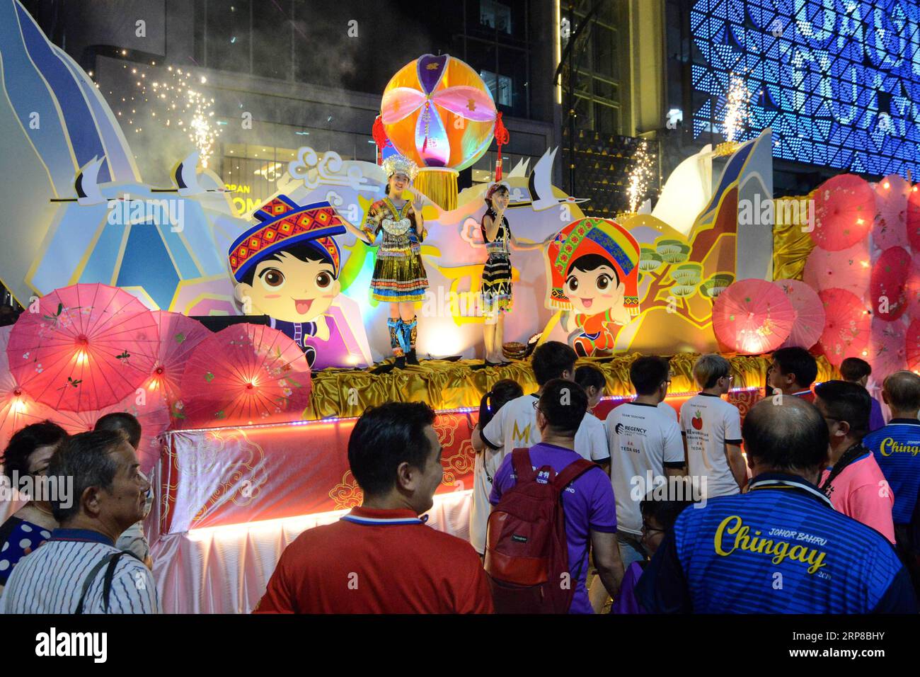 (190226) -- JOHOR BAHRU, Feb. 26, 2019 (Xinhua) -- People watch the ...