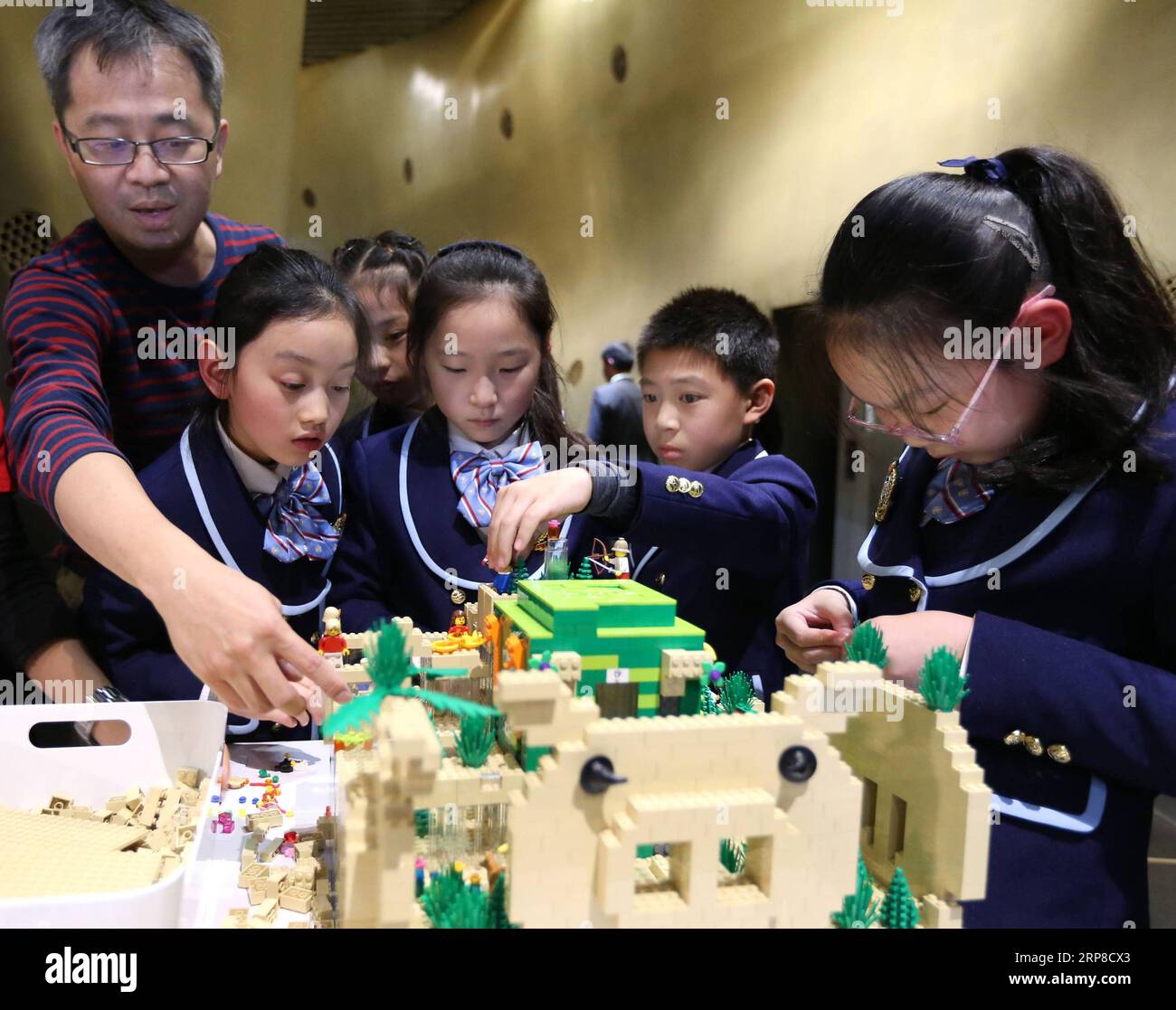 (190228) -- SHANGHAI, Feb. 28, 2019 (Xinhua) -- Children build the ...