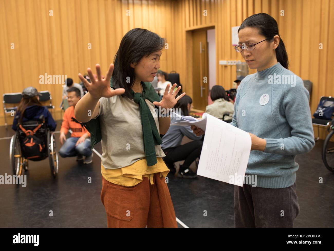 (190228) -- BEIJING, Feb. 28, 2019 (Xinhua) -- Director Chen Meiping (L ...