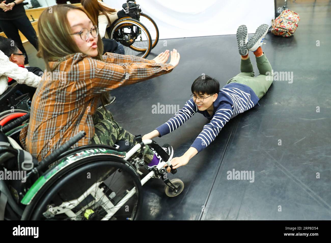 Body bridging hi-res stock photography and images - Alamy